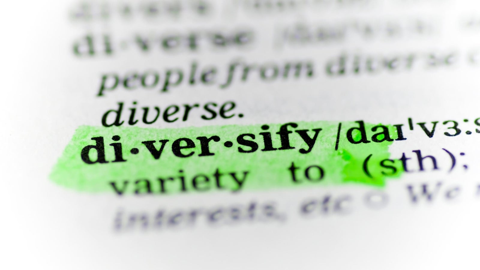 ¿Qué significa diversificar tus inversiones y cómo empezar desde cero?