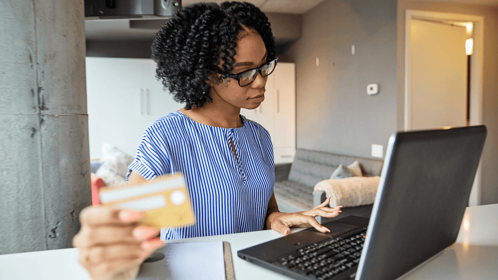 ¿Qué es el saldo promedio mensual en las cuentas de cheques?